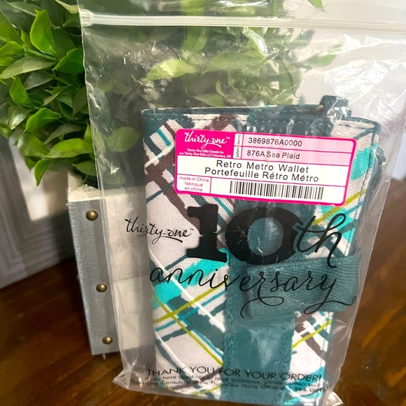 thirty-one | Bags | Thirty One Retro Metro Wallet | Poshmark